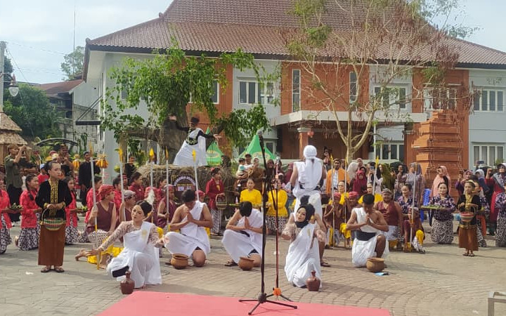 Kirab Budaya Andum Berkah,Ceritakan Berdirinya Kelurahan Selosari ...